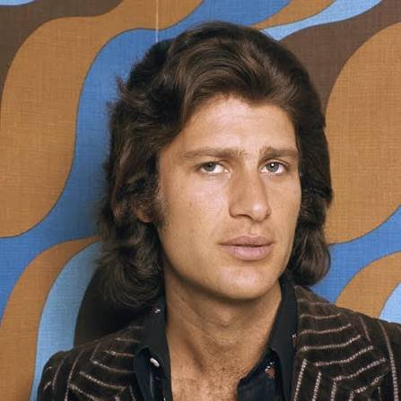 Mike Brant : Une Vie Marquée par la Chanson et la Tragédie - French Blog